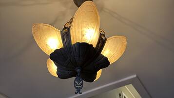 Um ventilador de teto com luminária decorativa.