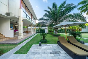 Terraço com espreguiçadeiras