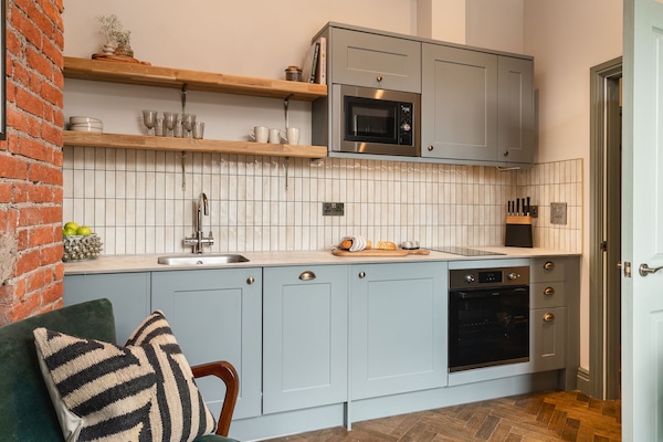 Apartamento Empresarial | Cozinha privada | Um frigorífico/congelador grande, um micro-ondas, uma placa de cozinha
