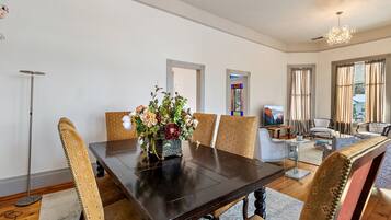 Casa de Luxo, 2 quartos, banheira, junto ao jardim | Sala de jantar