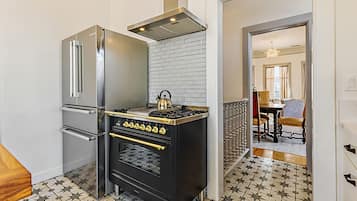 Casa superluxo, 2 quartos, banheira, no jardim | Cozinha privada | Geladeira grande, micro-ondas, fogão, cooktop