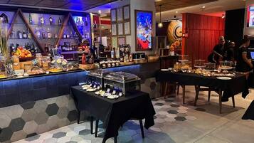 Café da manhã com buffet grátis todos os dias
