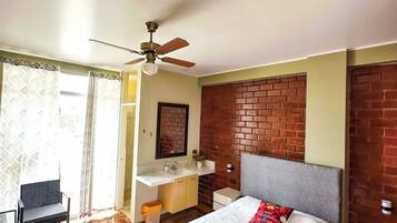 Quarto tradicional | 1 quarto, individualmente mobiliados, espaço de trabalho para notebook