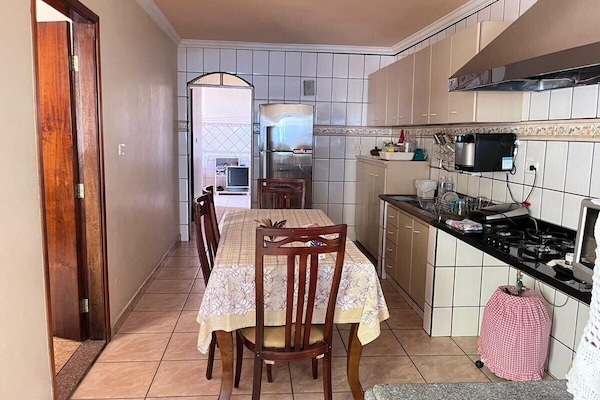 Geladeira, micro-ondas, fogão, cooktop