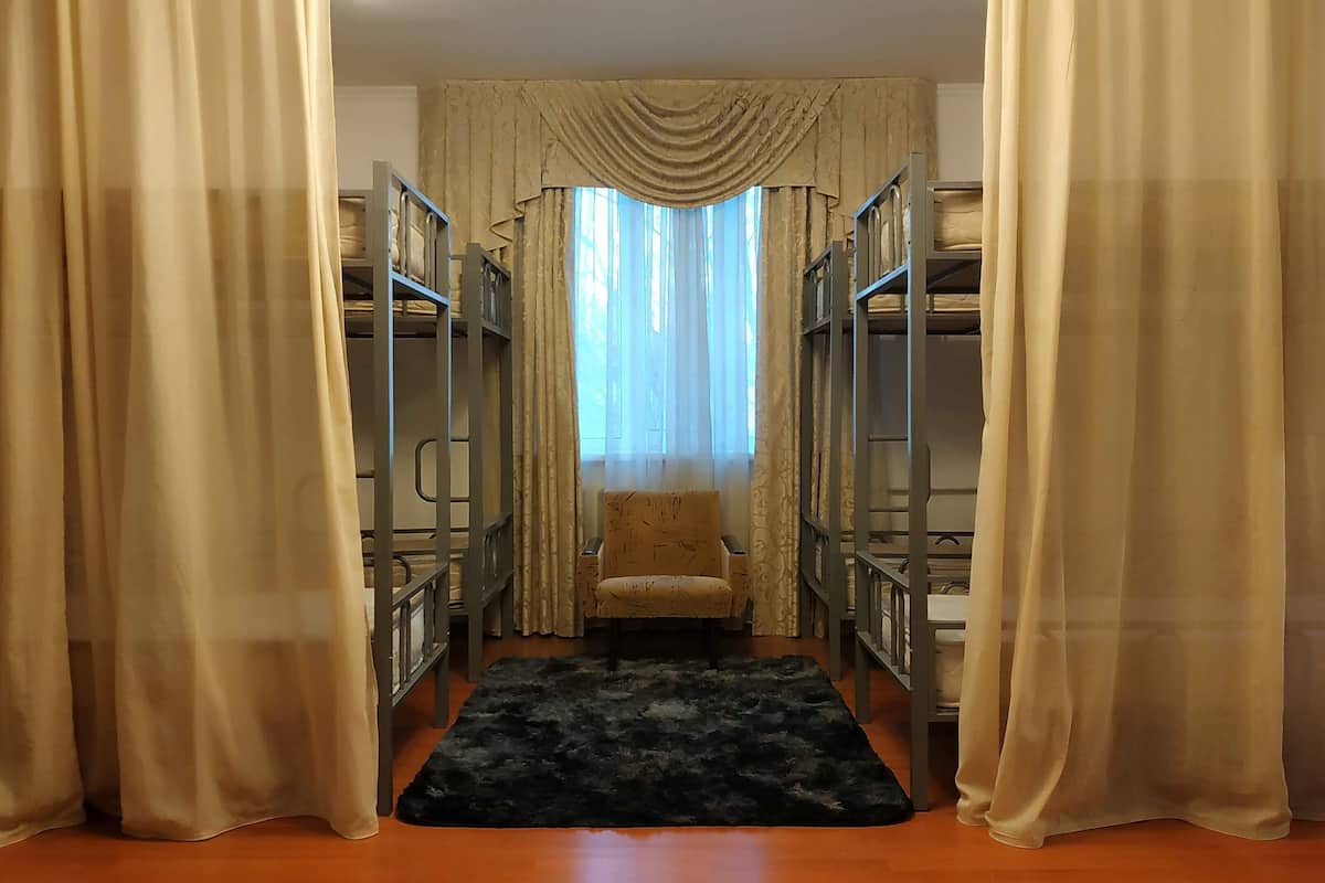 Dormitório Partilhado Standard, apenas para homens, não fumadores, vista para o jardim | 1 quarto, com decoração personalizada, cortinas/cortinados opacos