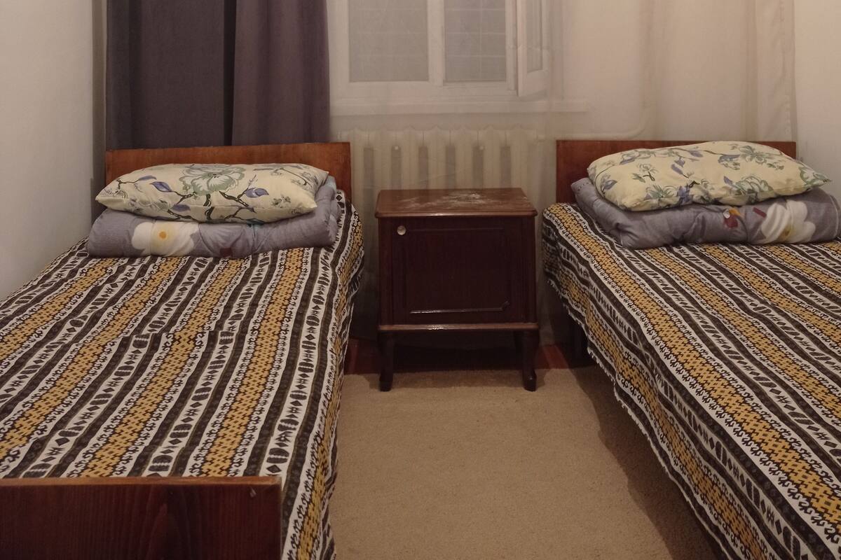 Quarto Twin Económico, 2 camas individuais, não fumadores, vista para o pátio | 1 quarto, com decoração personalizada, cortinas/cortinados opacos