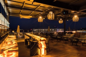 Terraço com espreguiçadeiras
