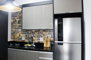 Apartamento | Cozinha privada | Geladeira grande, fogão, mixer de alimentos, forno com torradeira