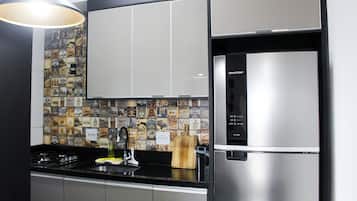 Apartamento | Cozinha privada | Um frigorífico/congelador grande, um forno, batedeira, forno de mesa