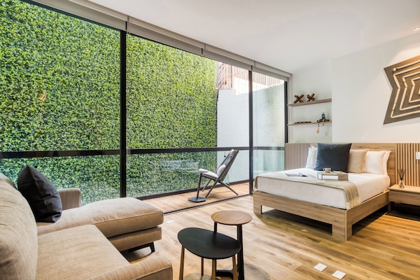 Deluxe Studio with a Private Balcony | Sala de estar | Smart TV de 50 polegadas com canais digitais