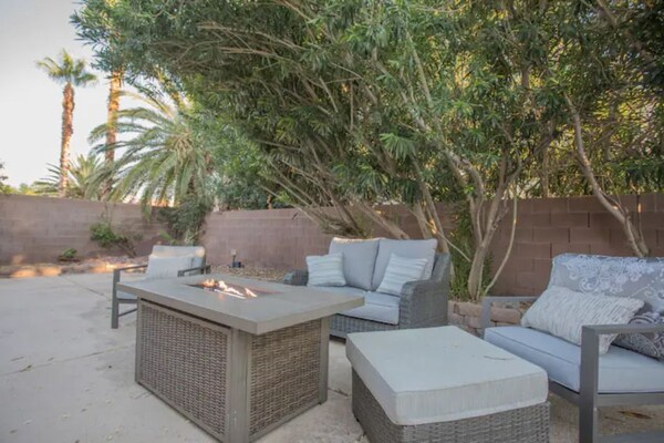 Single Story Luxury Home - Spring Mountain Ranch State Park, Blue Diamond
