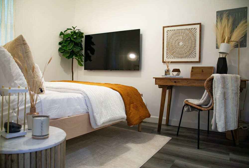 Pet friendly entire home w/ private fenced yard near Hospitals and CSUN ...