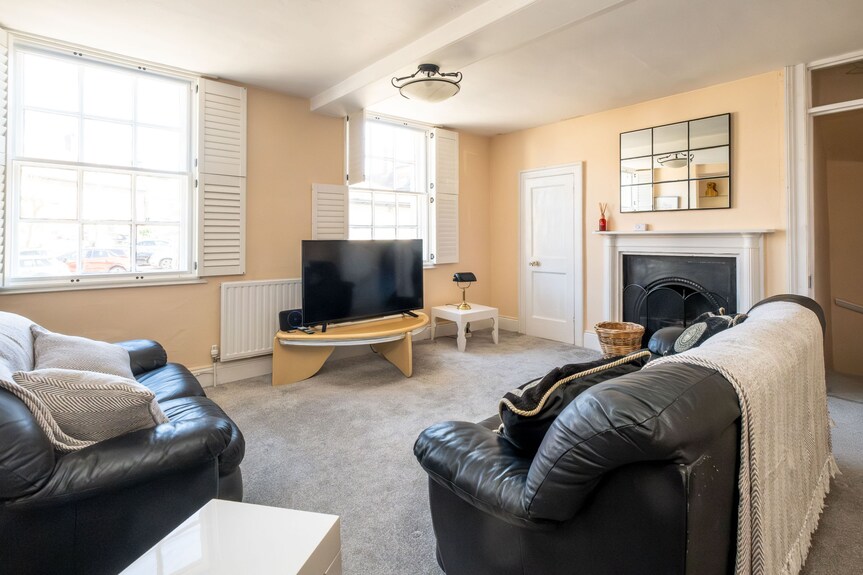 Hill House Apartment - Sleeps 2 Guests In 1 Bedroom - Suffolk