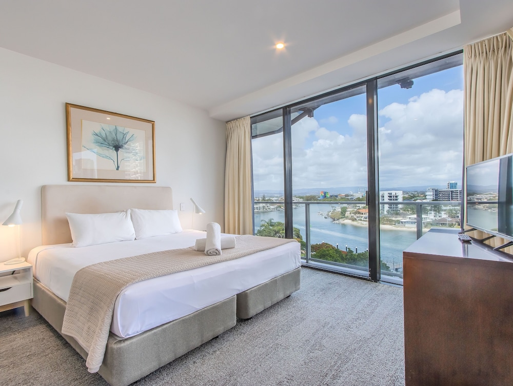 Luxury Living With Breathtaking River And Hinterland Views! - Surfers Paradise