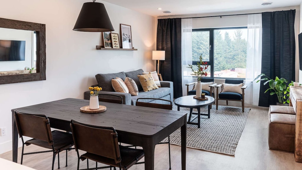 Condo - Revelstoke Vacations - The Selkirk House With Private Hot Tub - Revelstoke