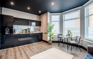 Suite Superior, 1 cama de casal, cozinha, vista parcial para o oceano | Cozinha privada | Um frigorífico, um micro-ondas, um forno, uma placa de cozinha 