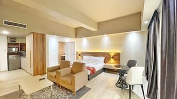 Estúdio executivo, 1 cama King, vista para a cidade | Roupas de cama antialérgicas, individualmente mobiliados, escrivaninha