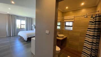 Cofre no quarto, cortinas/cortinados opacos, ferro/tábua de engomar