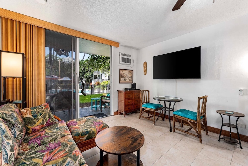 Kona Islander Hawaiian Style Poolside - Kailua-Kona, HI