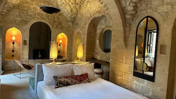 Roupa de alta qualidade, minibar, secretária