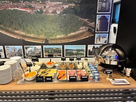 Pequeno-almoço tipo buffet diário mediante uma taxa