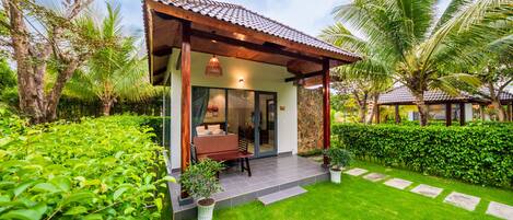 Quarto casal superior | Frigobar, escrivaninha, espaço de trabalho para notebook