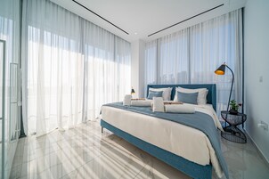 Superior Two-Bedroom Apartment | Cofre com capacidade para portátil, quartos insonorizados 