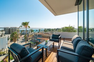 Executive Two-Bedroom Apartment with Sea View | Cofre com capacidade para portátil, quartos insonorizados 