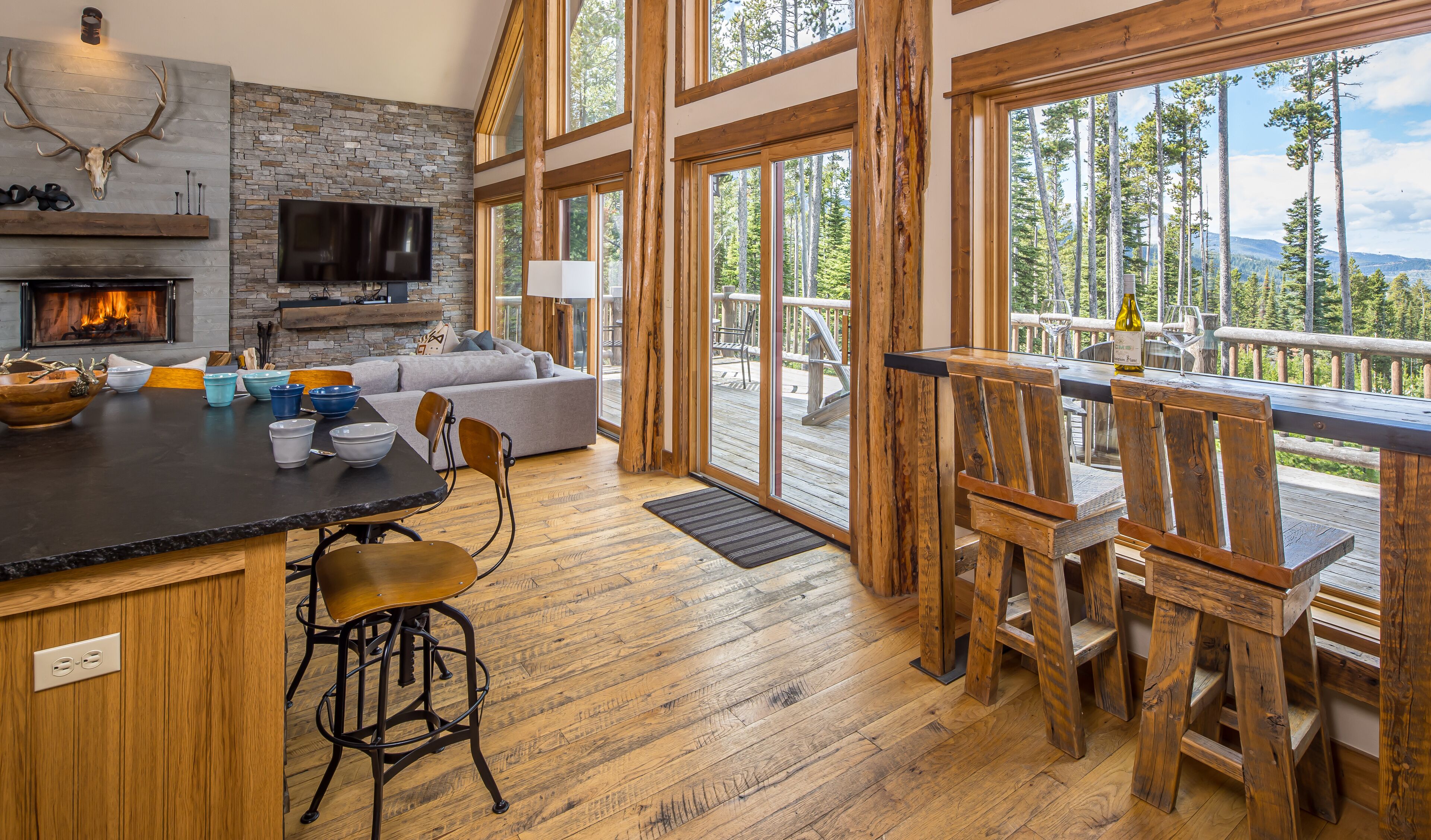 Spacious Snowy Haven |Private Hot Tub|ᨒ Views| Ski Access|10min To Resort - 빅 스카이