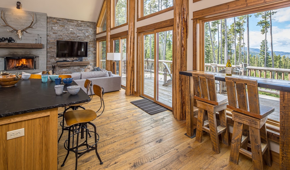 Spacious Snowy Haven |Private Hot Tub|ᨒ Views| Ski Access|10min To Resort - 빅 스카이