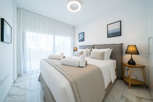 Superior Three-Bedroom Apartment | Cofre com capacidade para portátil, secretária 