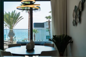 Executive One-Bedroom Apartment with Sea View | Vista do quarto