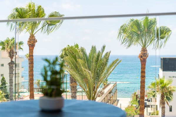 Studio With Sea View | Roupa de alta qualidade, minibar, cofre com capacidade para portátil