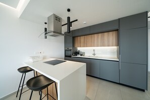 Executive One-Bedroom Apartment with Sea View | Roupa de alta qualidade, minibar, cofre com capacidade para portátil