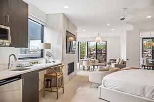 4 quartos, secretária, secretária adequada para computadores portáteis 