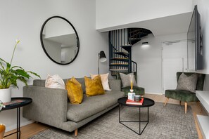 Apartamento grand | Área de estar | TV de tela plana 40 polegadas com canais a cabo, Netflix