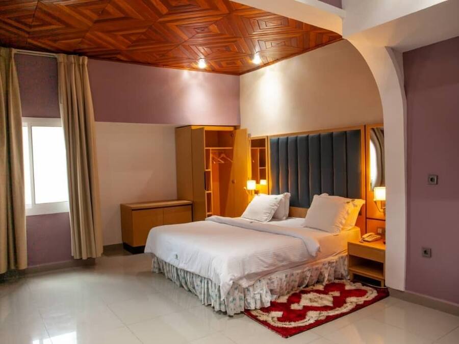 Quarto Deluxe | Minibar, cofre no quarto, secretária, cortinas/cortinados opacos