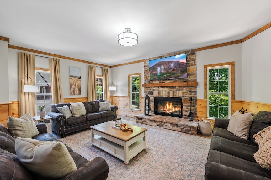 Book Now: 8 King Beds +Bunkroom, Great Location Near Ober & Downtown Gatlinburg! - Pigeon Forge, TN