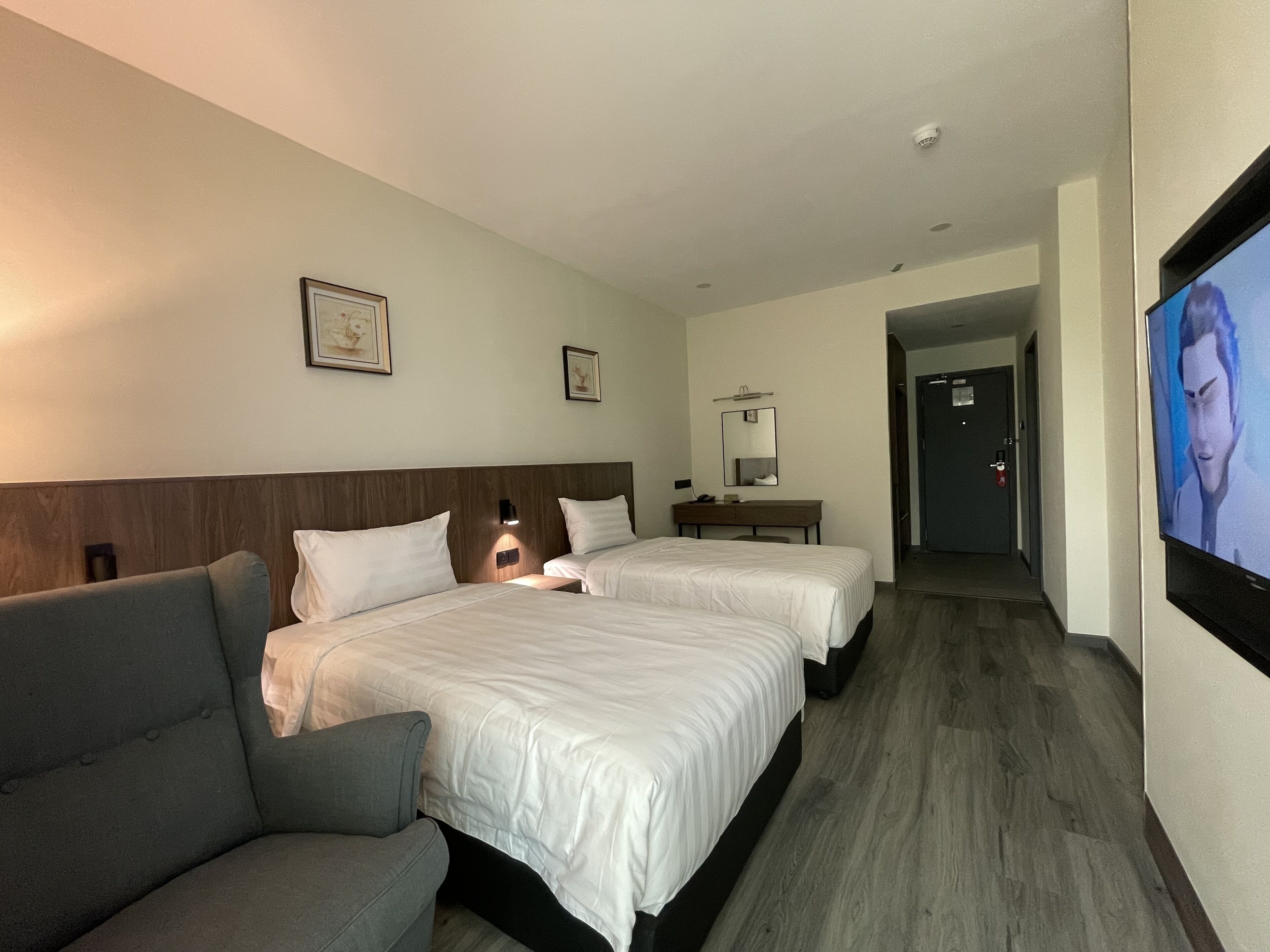 Quarto duplo luxo | Escrivaninha, espaço de trabalho para notebook, cortinas blackout