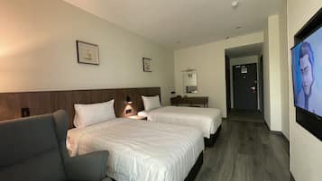 Quarto duplo luxo | Escrivaninha, espaço de trabalho para notebook, cortinas blackout