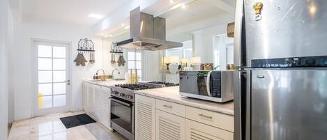 Vila família | Cozinha privada | Geladeira, micro-ondas, fogão, talheres/pratos/utensílios de cozinha