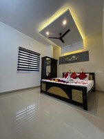 Quarto Standard | Roupa de alta qualidade, camas de colchão viscoelástico, secretária 