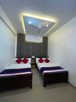 Quarto Deluxe | Roupa de alta qualidade, camas de colchão viscoelástico, secretária 