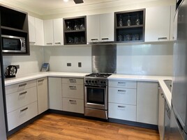 Um frigorífico/congelador grande, um micro-ondas, um forno 