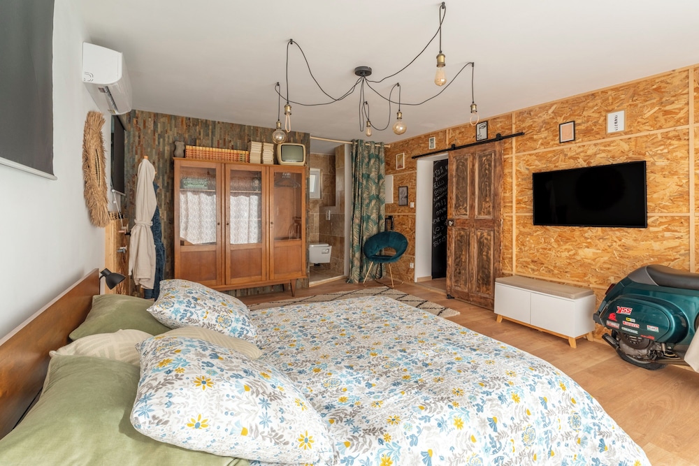 Maison De Vacances 'Gîte Au Calme Avec Jacuzzi' Avec Terrasse Privée Et Wi-fi - Orange