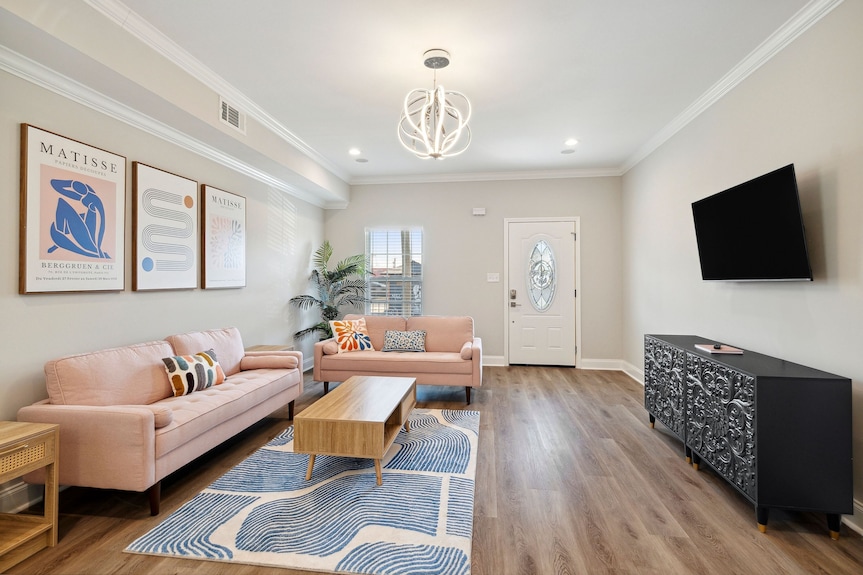 Luxury Nola Group House W/parking, Balcony, King Suite And 5 En-suite Baths - New Orleans, LA