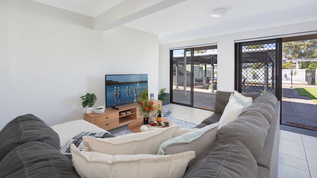 Anchorage Boating, Swimming And Sunshine - Jervis Bay