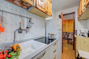 Apartamento Familiar, 2 quartos (Appartamento 7 Bello Mountain View) | Cozinha privada | Um frigorífico, um micro-ondas, uma placa de cozinha