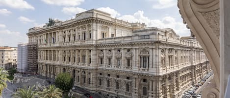 Um edifício grande e histórico com arquitetura clássica, com vários andares e um pátio central.