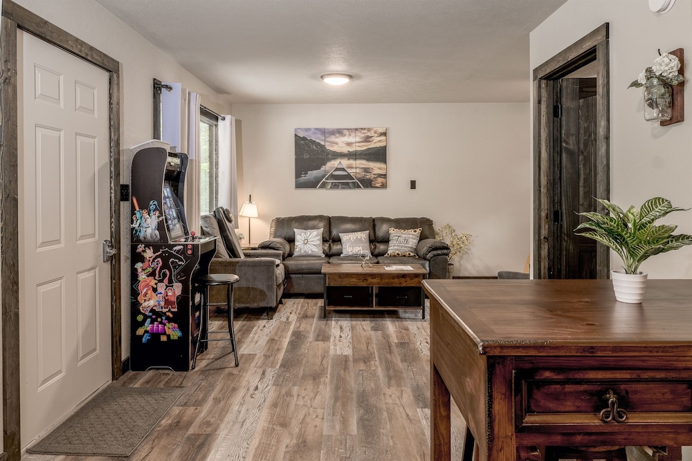 4 Condos Under One Roof! Resort Pool/hot Tub! - Table Rock Lake
